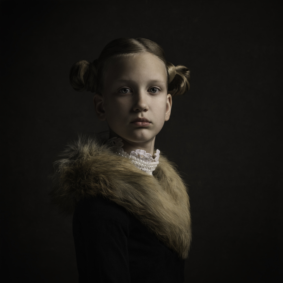 Fine art photographer takes portraits that strongly resemble paintings ...
